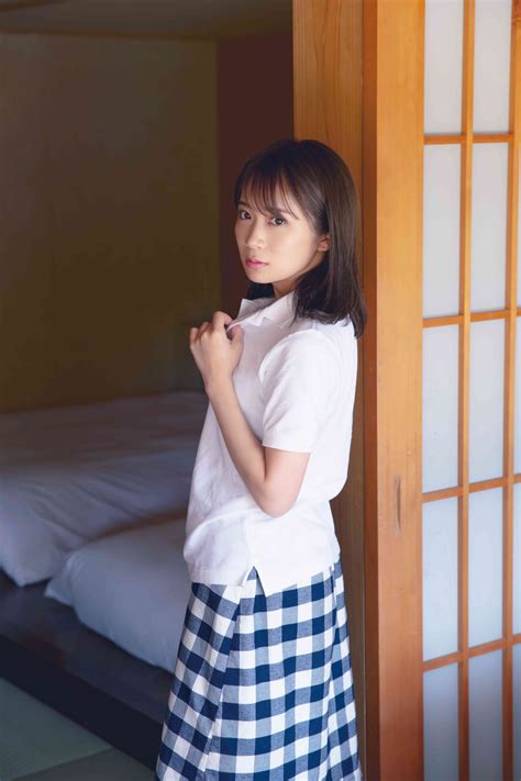 乃木坂46・秋元真夏、白い水着姿の 寝ころびshot”を公開 E Talentbank Coltd