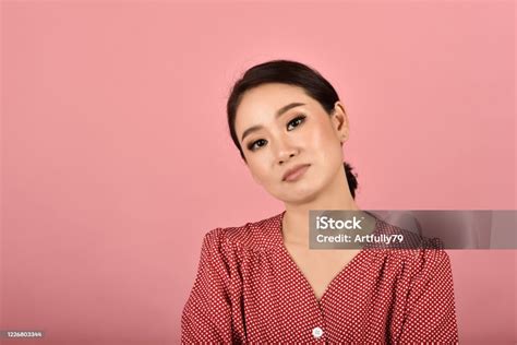 화가 나고 좌절한 아시아 여성 소녀 지루함 험담 얼굴 표정 몸짓에 대한 성가시다 걱정하는에 대한 스톡 사진 및 기타 이미지 걱정하는 격노한 경외감 Istock