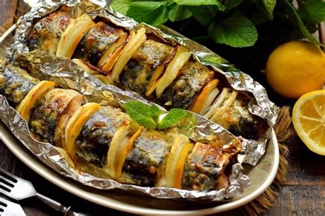 Скумбрія запечена в духовці у фользі