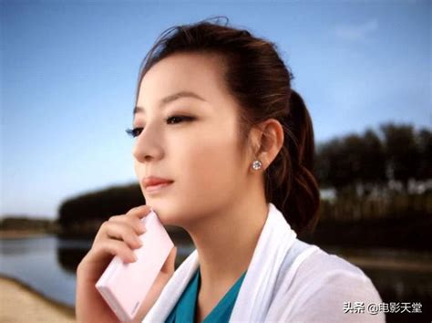 赵薇烤肉店向男友人索吻？距离自己的“礼貌性上床”还有多远？ 每日头条