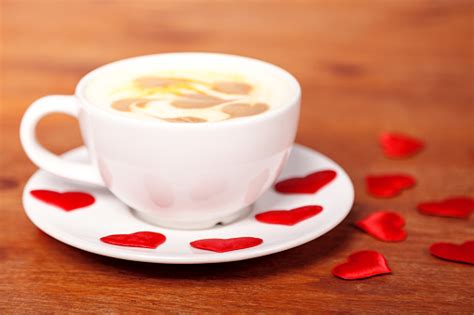발렌타인 데이 배경 카푸치노 라 떼 아트 하트의 형태로 커피의 흰색 컵 커피 나무 테이블에 붉은 마음으로 덮여 당신의 사랑 하는 사람과 한 잔 이상의 커피의 회의 갈색에