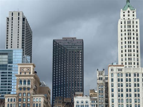 건물 건축 대조 고층 건물 고층 빌딩 대조 구름 낀 날씨 구름 낀 하늘 대도시 생활 도시 건축 도시 경관 도시 계획 도시 구조 도시 디자인 도시 미학