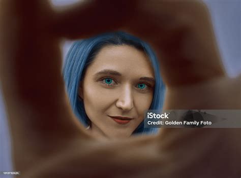 파란 머리와 청록색 눈을 가진 소녀는 그녀의 손가락과 미소를 통해 보고 손가락의 모양을 만든다 모든 괜찮아 괜찮습니다 30 34세에 대한 스톡 사진 및 기타 이미지 Istock