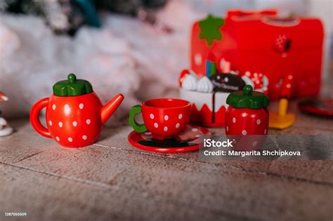 나무 아래 아이들을위한 환경 친화적 인 크리스마스 선물 장난감과 다채로운 사탕 지팡이와 과자로 장식 된 크리스마스 트리 크리스마스 트리 아래에 상자를 선물 여자를위한 나무