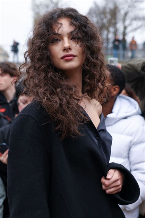 Au Défilé Dior Deva Cassel Compose Le Look Parfait Avec Ces Pièces Mode Que Lon A Toutes