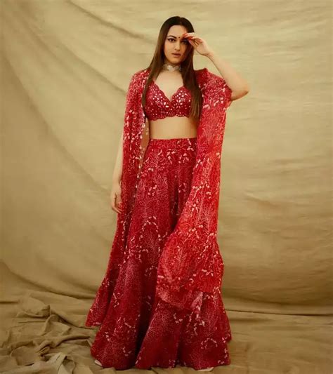 Sonakshi Sinha Wore A Deep Neck Blouse And Lehenga Will Be Forced To Tie The Bridge Of Praise