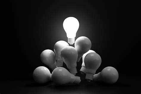 밝은 전구는 어둠 속에서 흰색 전구 위에 떠 있습니다 유능한 리더십과 뛰어난 아이디어의 개념 0명에 대한 스톡 사진 및 기타 이미지 Istock