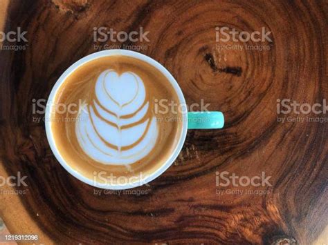 빈티지 나무 테이블에 녹색과 흰색 컵에 하트 모양 라떼 아트 커피의 상단 보기 컵에 사랑 일어나 전체 채우기 에너지 0명에 대한 스톡 사진 및 기타 이미지 Istock