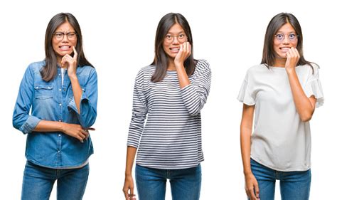 흰색 위에 아시아 젊은 여자 서 안경 착용의 콜라주 배경 강조 하 고 손톱을 물어 뜯고 입에 손을 긴장을 찾고 고립 불안 문제입니다 감정에 대한 스톡 사진 및 기타 이미지