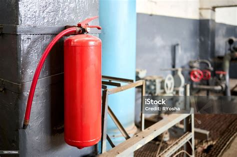화재 방지 시스템을 위한 공장의 소화기 장비 생산실 벽에 압력 게이지가 있는 이산화탄소 소화기 화재 안전 수단의 개념 소화기에