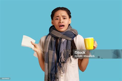 검은 색 공포를 가진 여성은 흰색 셔츠를 입고 스카프에 싸여 차 한 잔을 들고 인플루엔자를 가지고 있습니다 20 24세에 대한 스톡 사진 및 기타 이미지 Istock