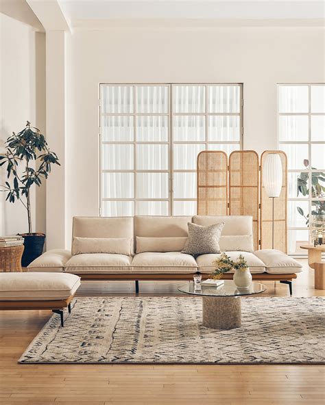 소파의 한계 그 위에 에싸소파 ⠀⠀⠀ New Launching 공간을 감싸는 고요한 휴식 볼튼 소파 소파가 공간의 중심이 될 때 분위기는 완성됩니다 보통 벽에