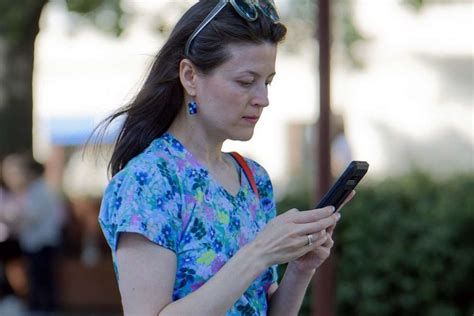 Scientists Recommend Automatic Locks On Phones To Prevent Walking And Texting Midlands 103