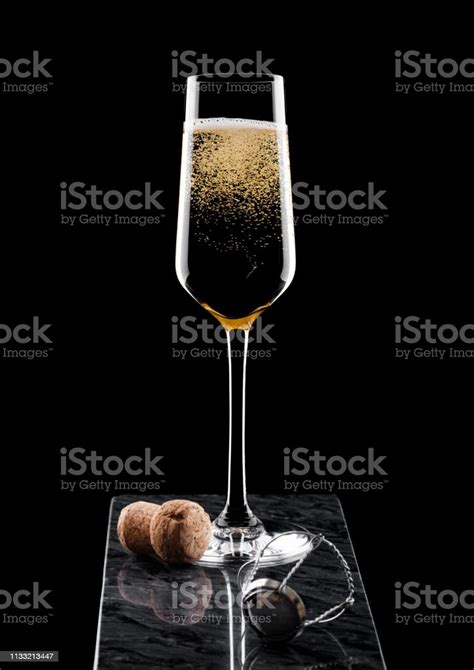 검은 색 바탕에 검은 대리석 보드에 코르크와 와이어 케이지와 노란 샴페인의 우아한 유리 0명에 대한 스톡 사진 및 기타 이미지 0명 결정체 금색 Istock
