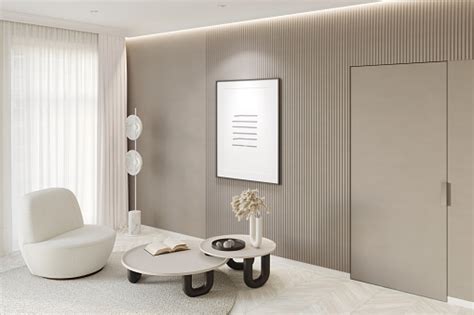 문 근처의 조명이 켜진 수직 포스터가 있는 베이지색 톤의 현대적인 객실 안락의자 근처의 커피 테이블 장식 창문 커튼 근처의 플로어 램프 쪽모이 세공 바닥에 둥근 카펫이