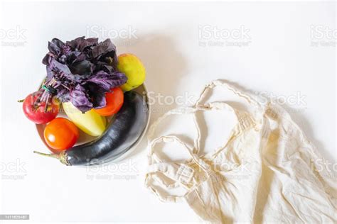 접시에 모인 비건 식료품 제품과 평평한 배경에 재사용 가능한 가방 신선한 야채 쇼핑 개념 0명에 대한 스톡 사진 및 기타 이미지 0명 가방 가지 채소 Istock