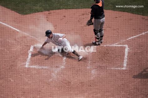 유토이미지 득점하는 야구선수 2025 야구장 사진 야구선수