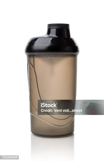 흰색 배경에 격리 된 단백질 셰이커 병 단백질 음료를 혼합하기위한 반투명 플라스틱 용기 스포츠 푸드 칵테일 디자인 템플릿을 위한