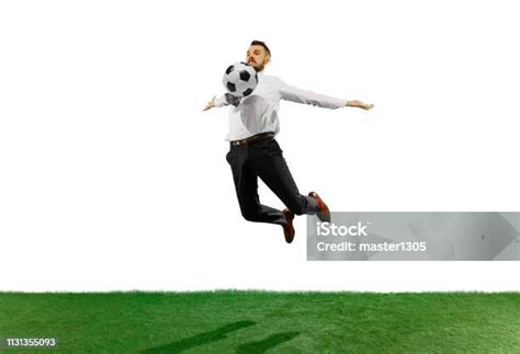 흰색 배경에 고립 된 축구를 재생 하는 젊은 사업가의 전체 길이 샷 경기 스포츠에 대한 스톡 사진 및 기타 이미지 경기