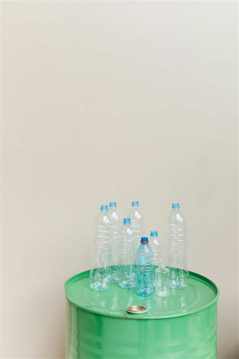 깨끗한 녹색 녹색 통 단순함 미니멀리스트 병 병 뚜껑 병 재활용 빈 용기 사용 후 버릴 수 있는 산업 폐기물