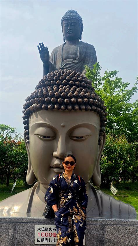 Phyu ဒီနေ့တော့ ဘုရားလည်းဖူးရင်း အဟမ်း လိပ်တွေ ငါးတွေလည်း အစာကျွေးခဲ့ တယ်လို့ ပြောတာပ