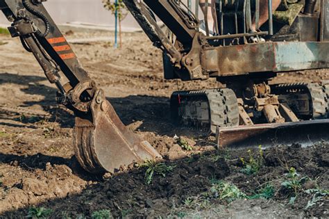 작은 크롤러 굴삭기의 양동이 굴착기 기계 부품 굴착기 건설을위한 기계 및 메커니즘 강철에 대한 스톡 사진 및 기타 이미지 강철 개발 건설 산업 Istock
