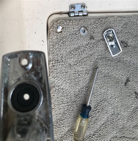 How To Fix A Loose Light Socket Cover On A Stern Light Rinker Boat Company