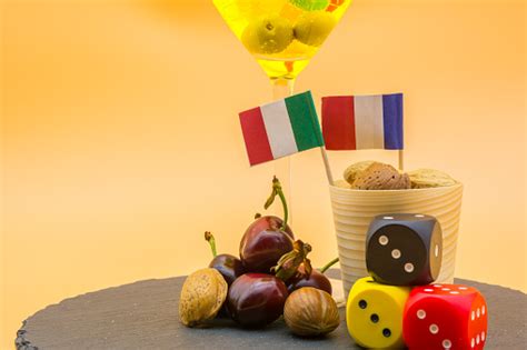 레몬 소 다 칵테일 올리브 체리 땅콩 3 색된 오지와 이탈리아와 키가 큰 유리의 가로 보기 및 오렌지 배경에 프랑스 국기 0명에 대한 스톡 사진 및 기타 이미지 Istock