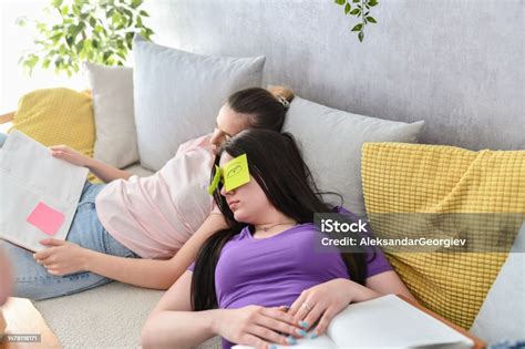 눈이 그린 스티커 메모와 책으로 공부하는 동안 잠드는 여성 2명에 대한 스톡 사진 및 기타 이미지 2명 가정 생활 거실 Istock