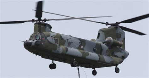 물 싣고 비행하는 육군 시누크 헬기