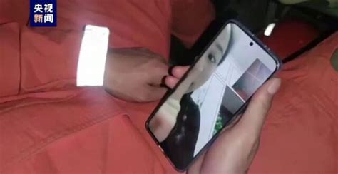 嘘让他睡 两天无休的震区消防员睡着了 队友拍下了这一幕 腾讯新闻