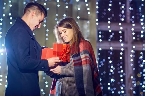 남자는 밖에 서 그의 여자 친구에 게 선물 상자를 제공합니다 T Lounge에 대한 스톡 사진 및 기타 이미지 T Lounge 밸런타인데이 발렌타인 카드