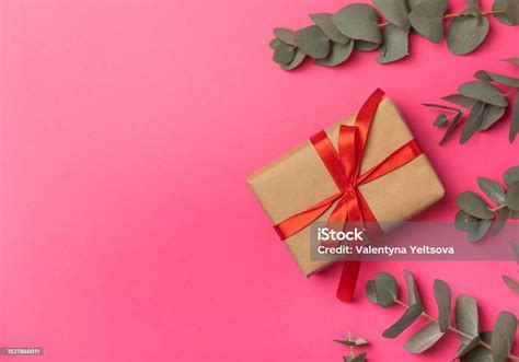 분홍색 바탕에 공예 종이와 유칼립투스 가지로 싸인 선물 상자 휴일 개념입니다 복사 장소 텍스트를 위한 위치입니다 평면도 0명에 대한 스톡 사진 및 기타 이미지 Istock