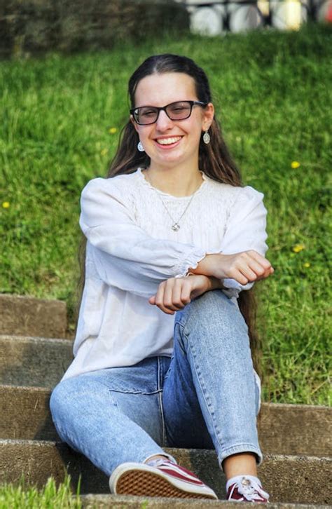 거리 패션 계단 공원 귀걸이 긍정적 인 분위기 긴 머리 낮 데님 따뜻한 날씨 라이프스타일 레저 맑은 날