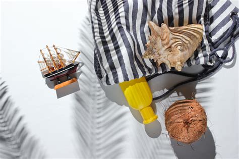 바다 배경에 창조적 인 휴가 열대 야자수 잎에서 그림자와 흰색 배경에 여행 해변 액세서리 맨 위 보기 가방에 대한 스톡 사진 및