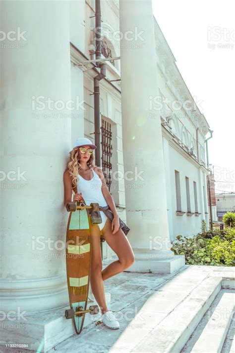 수영복에 그을린 소녀 보드와 화이트 칼럼에 스탠드 스케이트 보드 롱 보드 가냘픈에 대한 스톡 사진 및 기타 이미지 가냘픈 감각 지각 개념 Istock