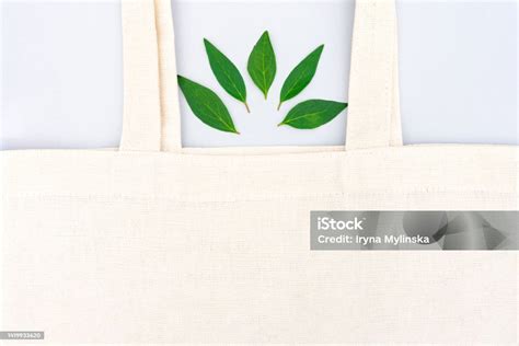그린 쇼핑 개념 복사 공간이있는 밝은 회색 배경 위에 녹색 잎이있는 흰색 면화 가방 환경 친화적 인 쇼핑과 지속 가능한 라이프 스타일 모형 이미지 0명에 대한 스톡 사진 및