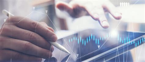 사무실에서 작업 하는 동안 손에 태블릿을 들고 전자 펜을 사용 하는 사업가 디지털 다이어그램 그래프 인터페이스 가상 화면 연결 아이콘의 개념 와이드 포맷 투자에 대한 스톡