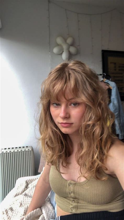 32 Ways To Pair Wavy Hair With Bangs For A Super Flattering Look Artofit