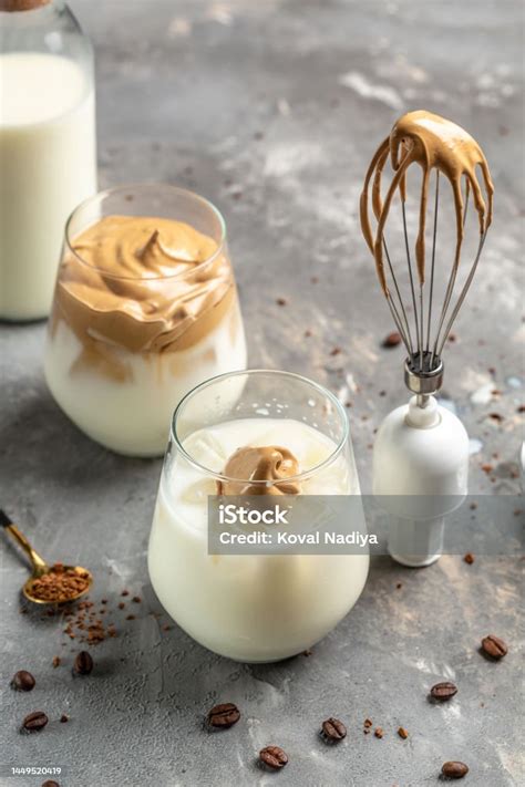 휘핑 인스턴트 달고나 커피와 함께 금속 풍선 거품기 거품 커피 트렌드 한국 음료 라떼 에스프레소와 커피 거품 푹신한 크림 휘핑 커피 상위 뷰 갈색에 대한 스톡 사진 및 기타