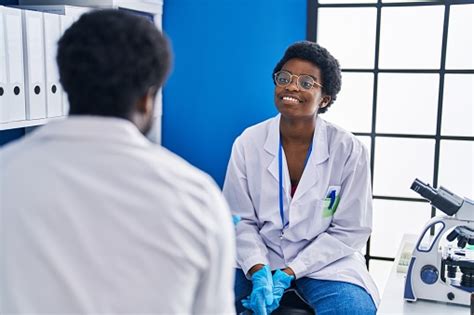 실험실에서 함께 일하는 아프리카 계 미국인 남성과 여성 과학자 20 24세에 대한 스톡 사진 및 기타 이미지 20 24세 2명 Stem 주제 Istock