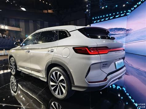 【文章】现场实拍比亚迪宋plus冠军版全新配色有点高级，天青色、苍烟色，看起来就很优雅。还有一个值得关注的细节是新车车头的品牌logo由之前的“宋”改为“byd”，随着销量的不断攀升，比亚迪