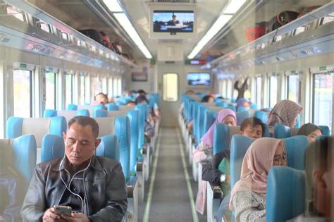 Tips Naik Kereta Api Kelas Ekonomi Premium Dengan Nyaman