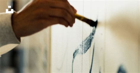 검은 페인트 브러시를 들고 있는 사람 사진 Unsplash의 무료 예술 이미지