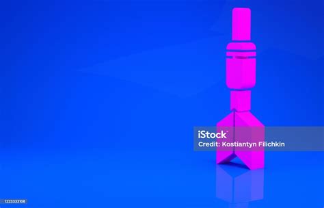 파란색 배경에 격리 된 분홍색 다트 화살표 아이콘입니다 미니멀리즘 개념 3d 일러스트레이션 3d 렌더링 3차원 형태에 대한 스톡