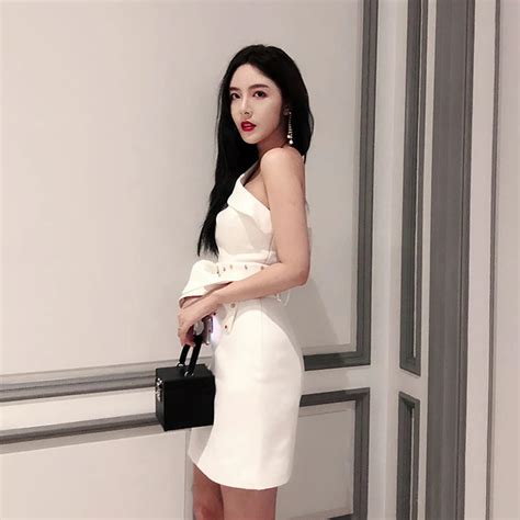 Новое модное женское однотонное белое мини платье на одно плечо с оборкой с высокой посадкой с