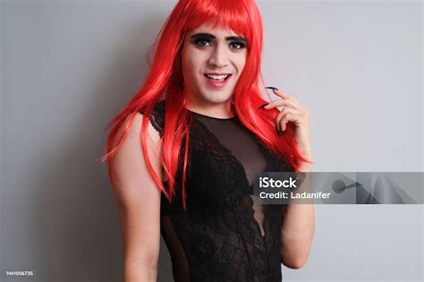 여성으로 옷을 입고 웃고 카메라를 바라보는 성별 유동적인 남성의 초상화 20 29세에 대한 스톡 사진 및 기타 이미지 20