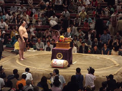 日本相撲協会公式 九月場所まで あと6日 on Twitter 5月場所表彰式優勝した白鵬に福島県知事賞 sumo
