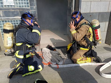 連江縣消防局南竿分隊 今天南竿分隊排定訓練為模擬火警入室搜索，並運用製煙機來模擬火場濃煙密布的樣子，過程中使用熱顯
