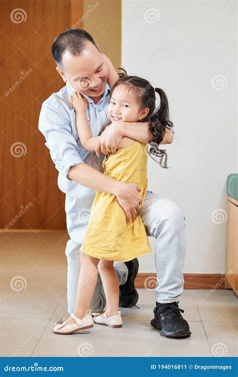 Padre Abrazando A Su Hija Imagen De Archivo Imagen De Cuidado